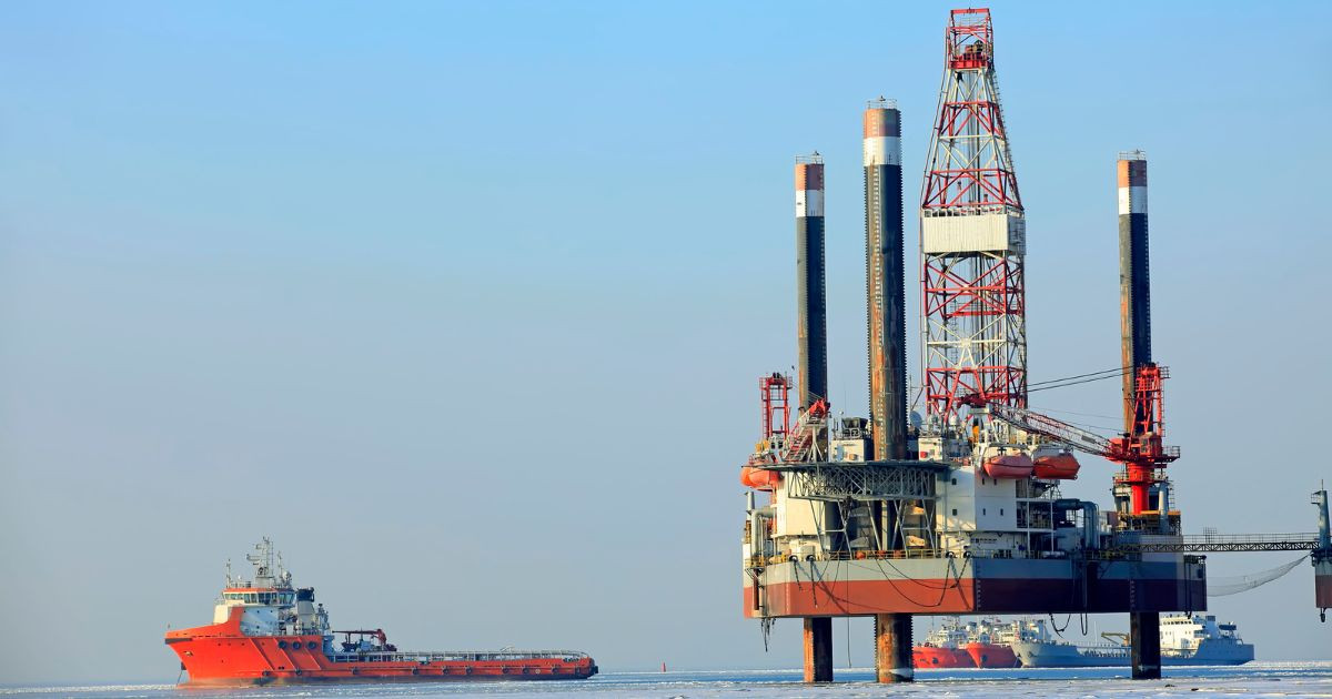 آئل پلیٹ فارم کی تیاری اور اس کی نقل و حرکت